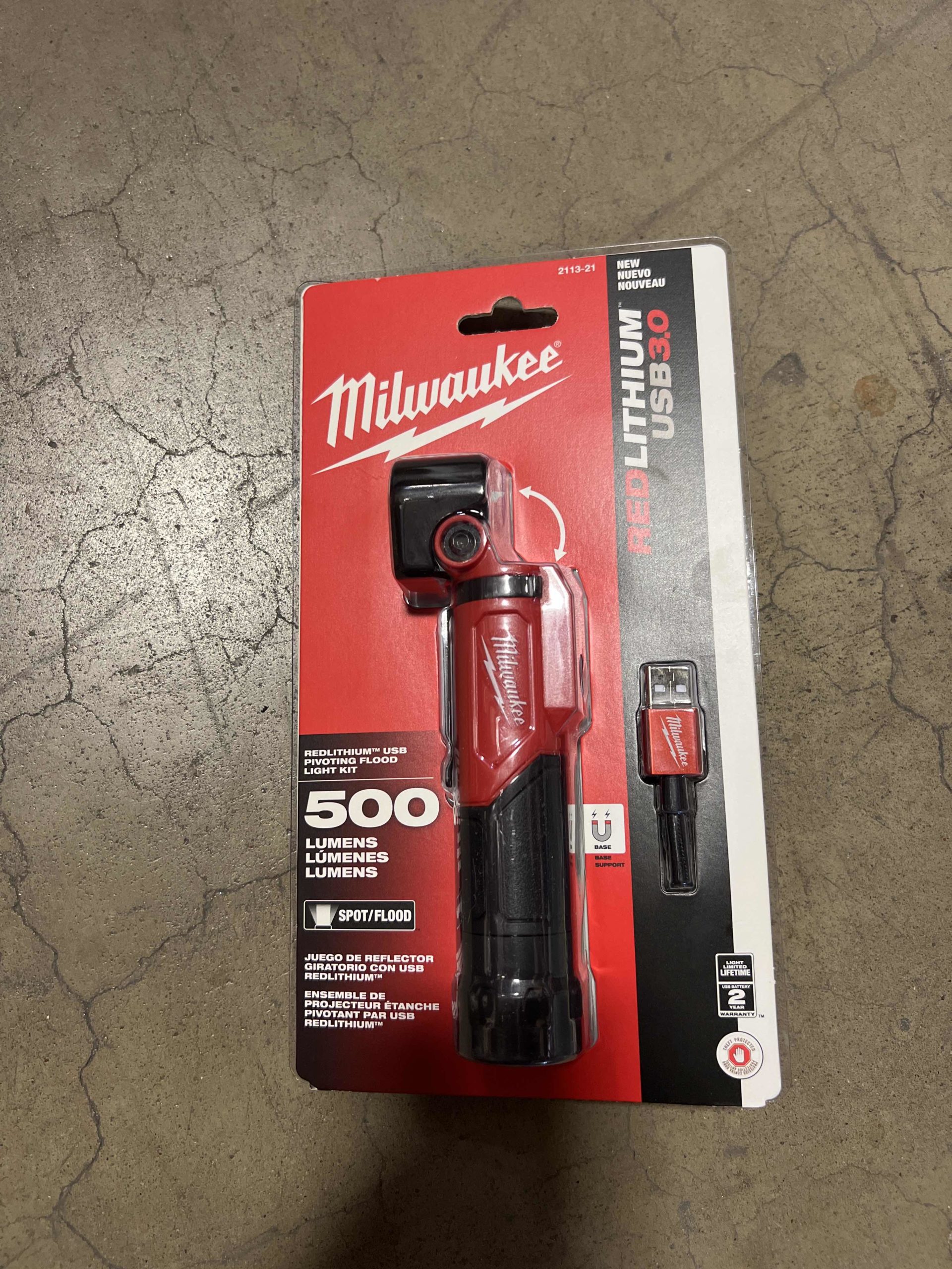 Milwaukee 500 Lumens LED Pivoting REDLITHIUM USB Flashlight, Black 2113 ...